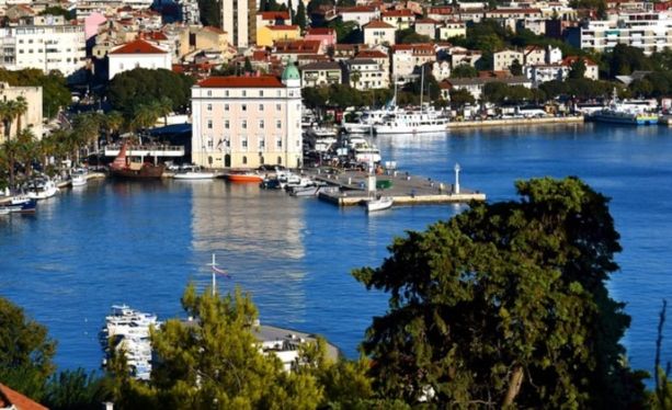 Biluthyrning Split Flygplats (SPU) I Avis biluthyrning